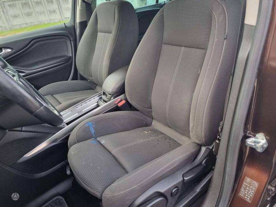 Brown Opel Zafira Tourer 2015 in Siauliai, with an engine capacity of 1.96 L and mileage of 197 thousand km for 4600 €, photo 17 on AUTOMOTO.COM.LV
