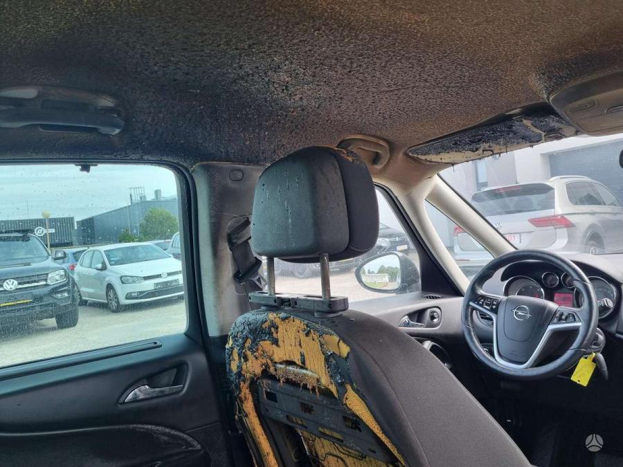 Brown Opel Zafira Tourer 2015 in Siauliai, with an engine capacity of 1.96 L and mileage of 197 thousand km for 4600 €, photo 24 on AUTOMOTO.COM.LV