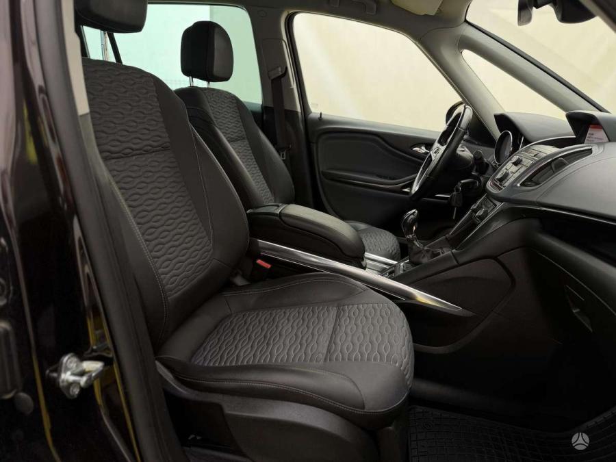 Brown Opel Zafira Tourer 2015 in Vilnius, with an engine capacity of 1.96 L and mileage of 288 thousand km for 5850 €, photo 16 on AUTOMOTO.COM.LV