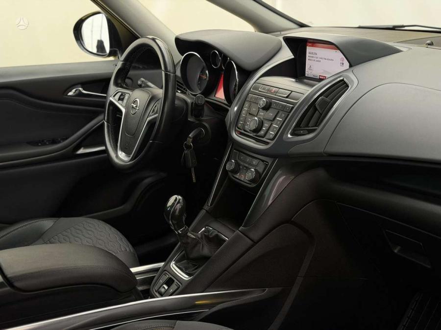 Brown Opel Zafira Tourer 2015 in Vilnius, with an engine capacity of 1.96 L and mileage of 288 thousand km for 5850 €, photo 17 on AUTOMOTO.COM.LV