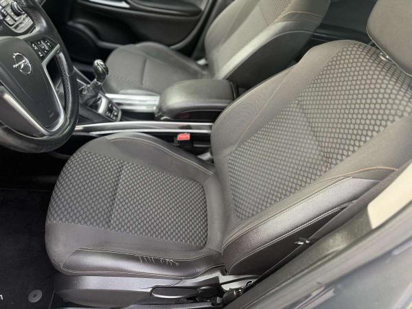 Brown Opel Zafira Tourer 2016 in Utena, with an engine capacity of 1.60 L and mileage of 225 thousand km for 5200 €, photo 10 on AUTOMOTO.COM.LV