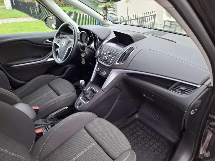 Brown Opel Zafira Tourer 2012 in Kalvarija, with an engine capacity of 1.96 L and mileage of 165 thousand km for 5600 €, photo 9 on AUTOMOTO.COM.LV