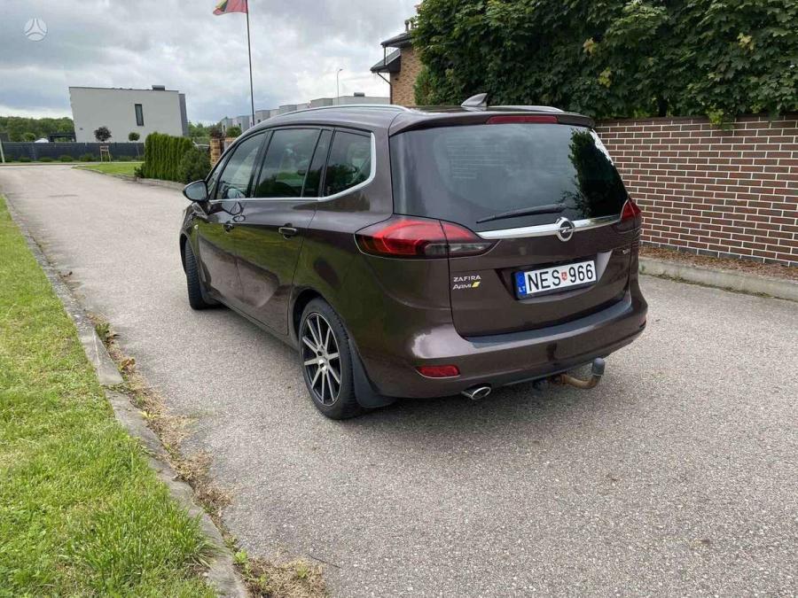 Brown Opel Zafira Tourer 2017 in Kaunas, with an engine capacity of 1.96 L and mileage of 173 thousand km for 11500 €, photo 4 on AUTOMOTO.COM.LV