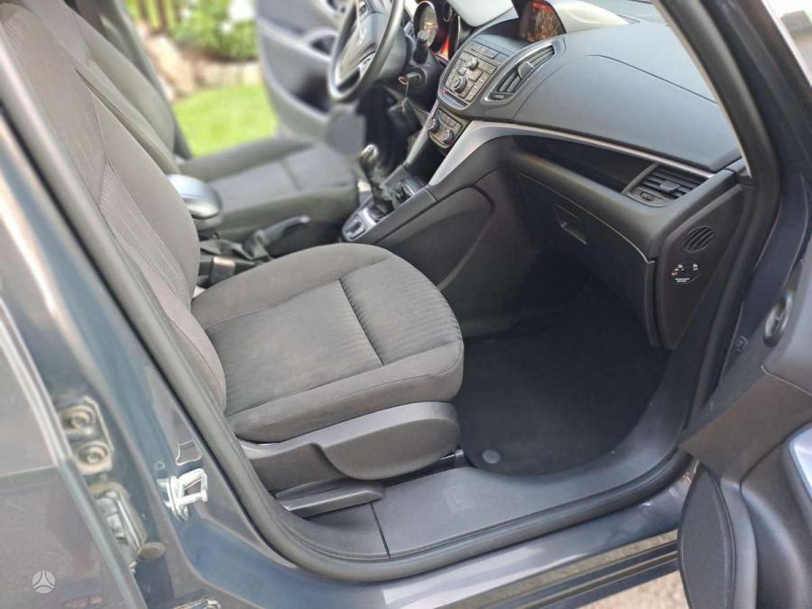 Серый Опель Zafira Tourer 2014 в Мариямполе, объемом двигателя 1.60 л и пробегом 221 тыс. км за 3850 €, фото 4 на AUTOMOTO.COM.LV