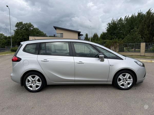 Grey Opel Zafira Tourer 2012 in Taurage, with an engine capacity of 1.36 L and mileage of 144 thousand km for 4700 €, photo 8 on AUTOMOTO.COM.LV