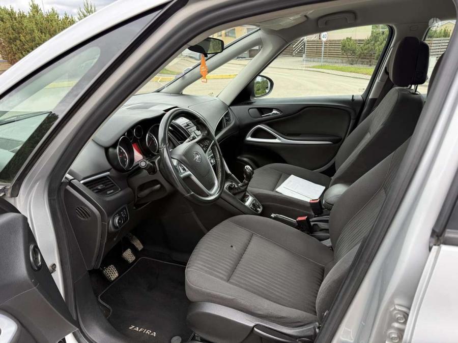 Grey Opel Zafira Tourer 2012 in Taurage, with an engine capacity of 1.36 L and mileage of 144 thousand km for 4700 €, photo 11 on AUTOMOTO.COM.LV