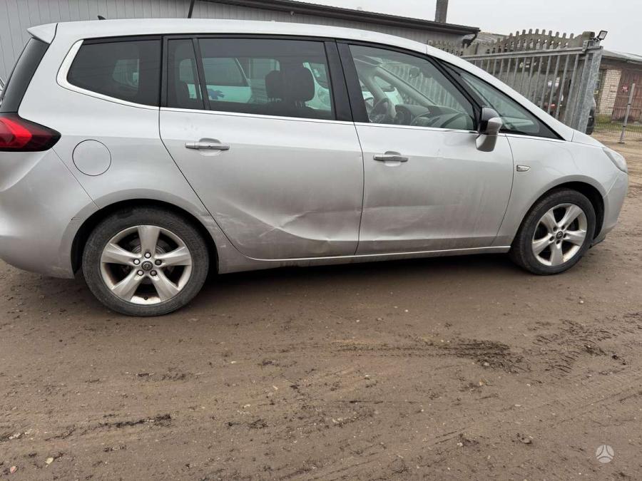 Grey Opel Zafira Tourer 2013 in Taurage, with an engine capacity of 1.96 L and mileage of 255 thousand km for 3500 €, photo 4 on AUTOMOTO.COM.LV
