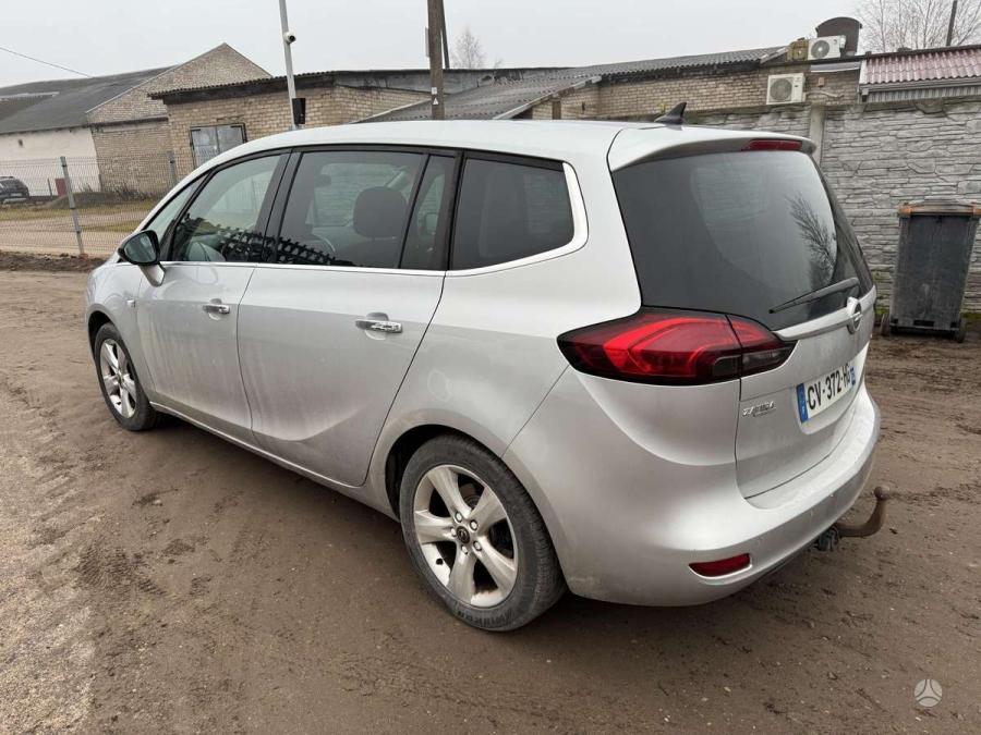 Grey Opel Zafira Tourer 2013 in Taurage, with an engine capacity of 1.96 L and mileage of 255 thousand km for 3500 €, photo 7 on AUTOMOTO.COM.LV