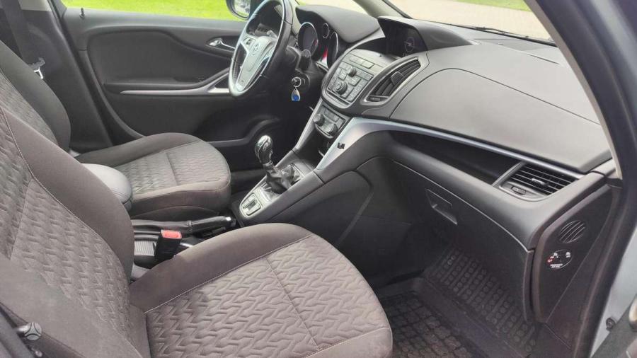 Grey Opel Zafira Tourer 2013 in Siauliai, with an engine capacity of 1.96 L and mileage of 329 thousand km for 5000 €, photo 6 on AUTOMOTO.COM.LV
