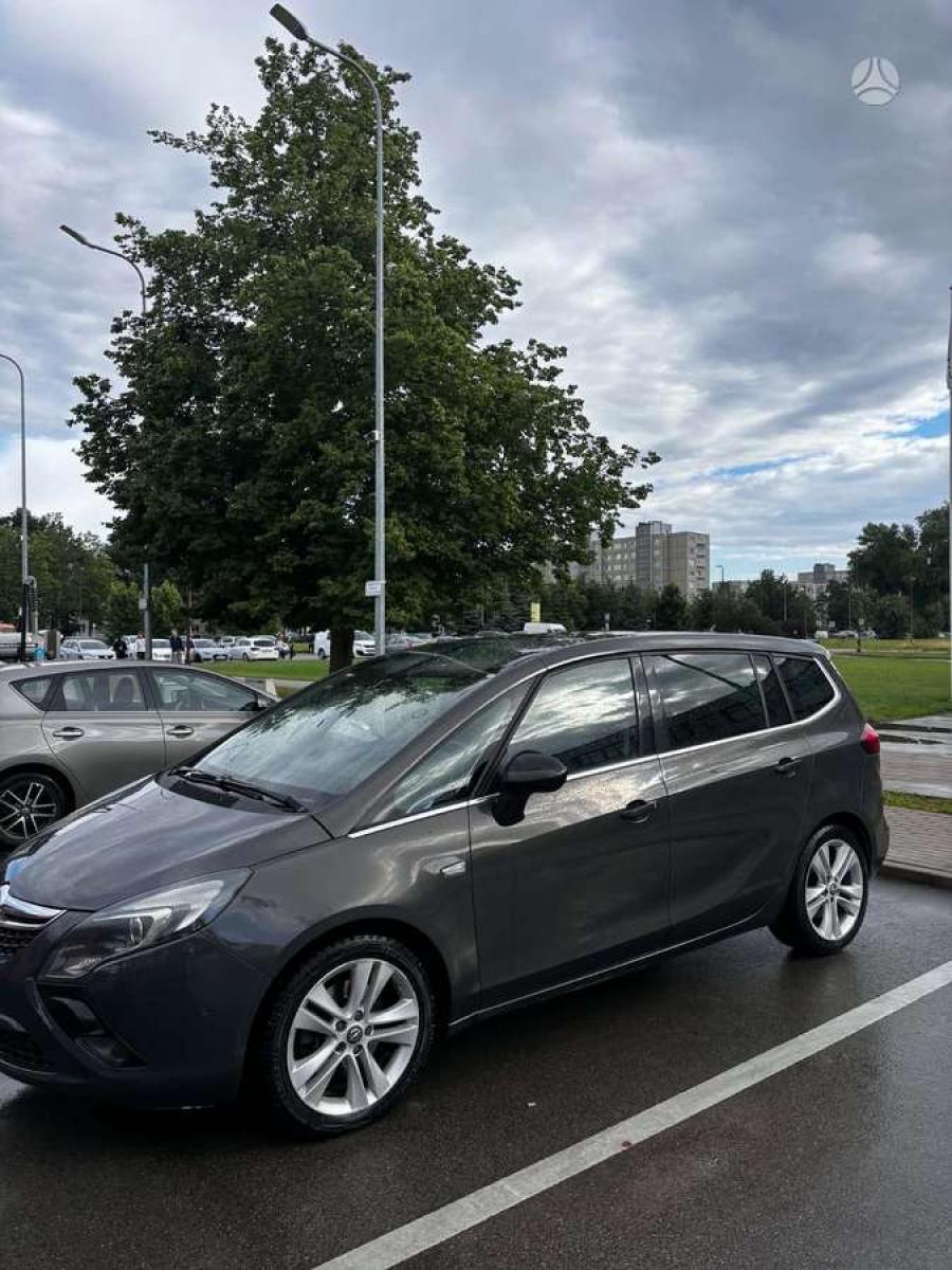 Grey Opel Zafira Tourer 2014 in Siauliai, with an engine capacity of 1.96 L and mileage of 310 thousand km for 5950 €, photo 10 on AUTOMOTO.COM.LV