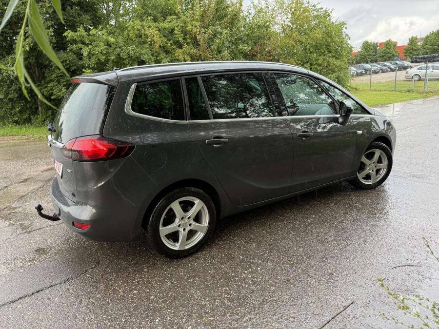Grey Opel Zafira Tourer 2014 in Ukmerge, with an engine capacity of 1.60 L and mileage of 290 thousand km for 4500 €, photo 4 on AUTOMOTO.COM.LV