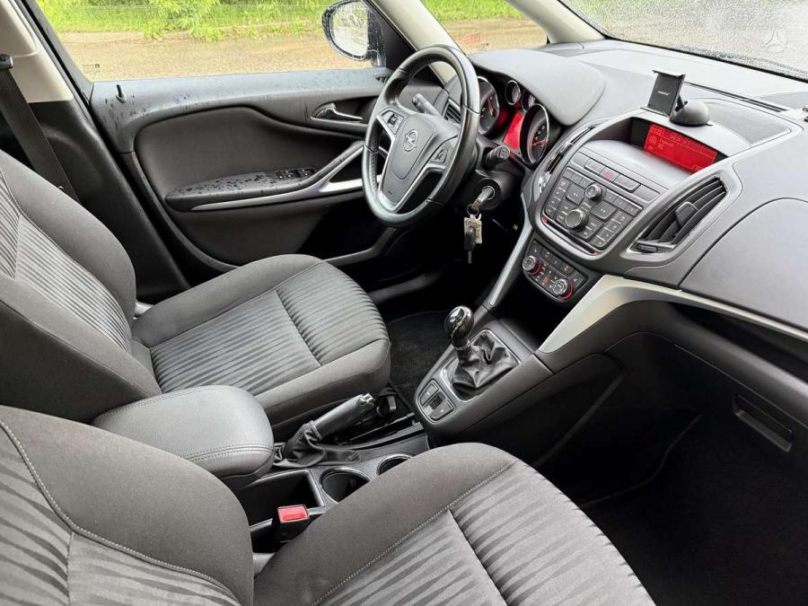 Grey Opel Zafira Tourer 2014 in Ukmerge, with an engine capacity of 1.60 L and mileage of 290 thousand km for 4500 €, photo 11 on AUTOMOTO.COM.LV