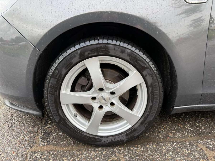 Grey Opel Zafira Tourer 2014 in Ukmerge, with an engine capacity of 1.60 L and mileage of 290 thousand km for 4500 €, photo 16 on AUTOMOTO.COM.LV
