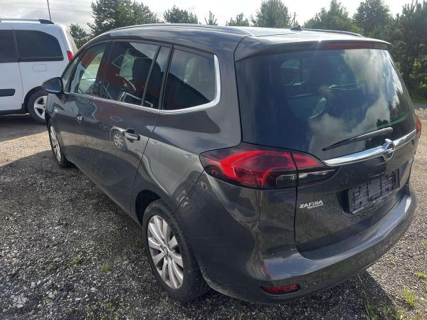 Grey Opel Zafira Tourer 2014 in Vilkaviskis, with an engine capacity of 1.60 L and mileage of 207 thousand km for 3999 €, photo 6 on AUTOMOTO.COM.LV