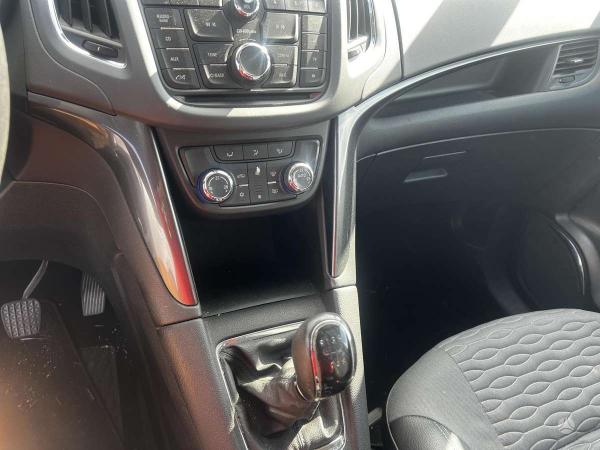 Grey Opel Zafira Tourer 2014 in Vilkaviskis, with an engine capacity of 1.60 L and mileage of 207 thousand km for 3999 €, photo 9 on AUTOMOTO.COM.LV