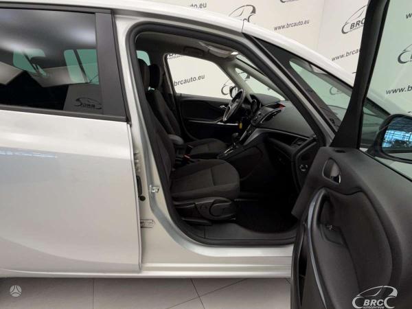 Grey Opel Zafira Tourer 2015 in Vilnius, with an engine capacity of 1.96 L and mileage of 211 thousand km for 7500 €, photo 5 on AUTOMOTO.COM.LV