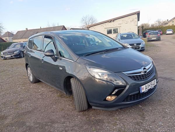 Grey Opel Zafira Tourer 2015 in Sakiai, with an engine capacity of 1.60 L and mileage of 241 thousand km for 5500 €, photo 3 on AUTOMOTO.COM.LV