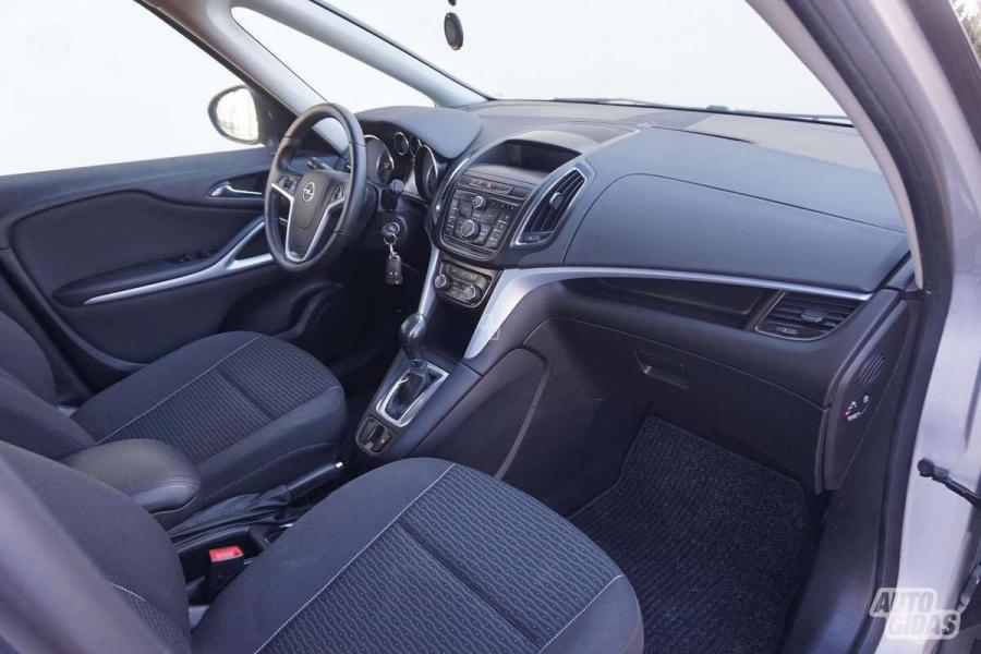 Grey Opel Zafira Tourer 2015 in Kedainiai, with an engine capacity of 2.00 L and mileage of 203 thousand km for 5250 €, photo 15 on AUTOMOTO.COM.LV