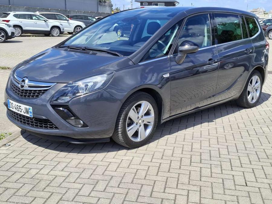 Grey Opel Zafira Tourer 2015 in Taurage, with an engine capacity of 1.60 L and mileage of 223 thousand km for 5400 €, photo 1 on AUTOMOTO.COM.LV