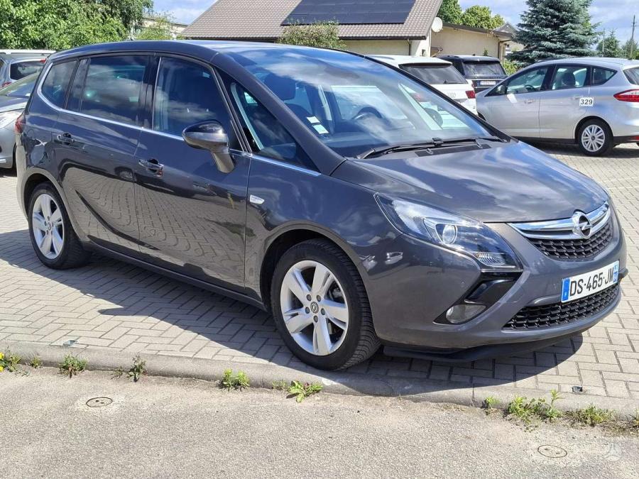 Grey Opel Zafira Tourer 2015 in Taurage, with an engine capacity of 1.60 L and mileage of 223 thousand km for 5400 €, photo 4 on AUTOMOTO.COM.LV