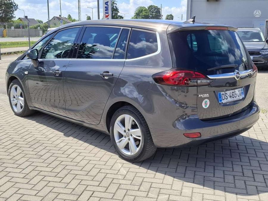 Grey Opel Zafira Tourer 2015 in Taurage, with an engine capacity of 1.60 L and mileage of 223 thousand km for 5400 €, photo 7 on AUTOMOTO.COM.LV