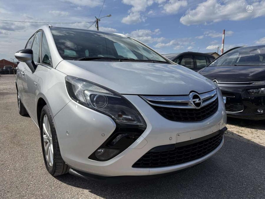 Grey Opel Zafira Tourer 2015 in Vilnius, with an engine capacity of 1.60 L and mileage of 274 thousand km for 4600 €, photo 1 on AUTOMOTO.COM.LV