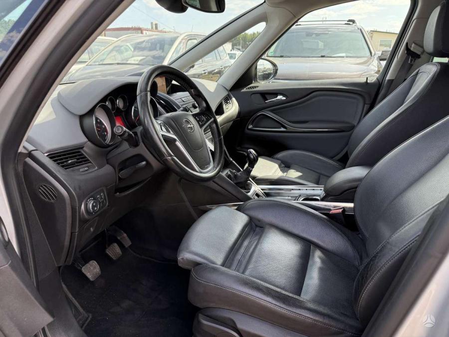 Grey Opel Zafira Tourer 2015 in Vilnius, with an engine capacity of 1.60 L and mileage of 274 thousand km for 4600 €, photo 5 on AUTOMOTO.COM.LV