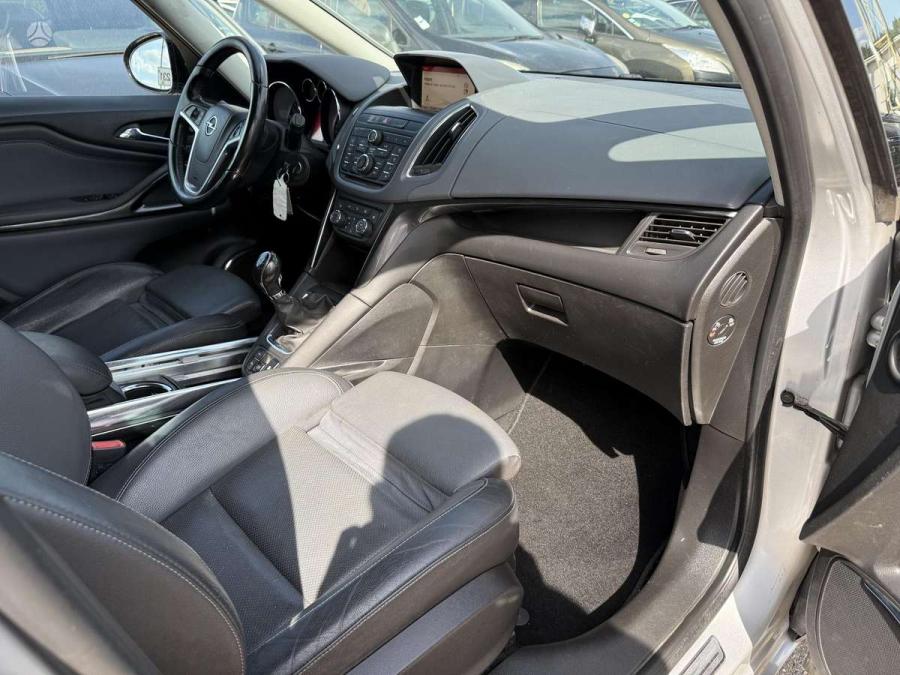 Grey Opel Zafira Tourer 2015 in Vilnius, with an engine capacity of 1.60 L and mileage of 274 thousand km for 4600 €, photo 8 on AUTOMOTO.COM.LV