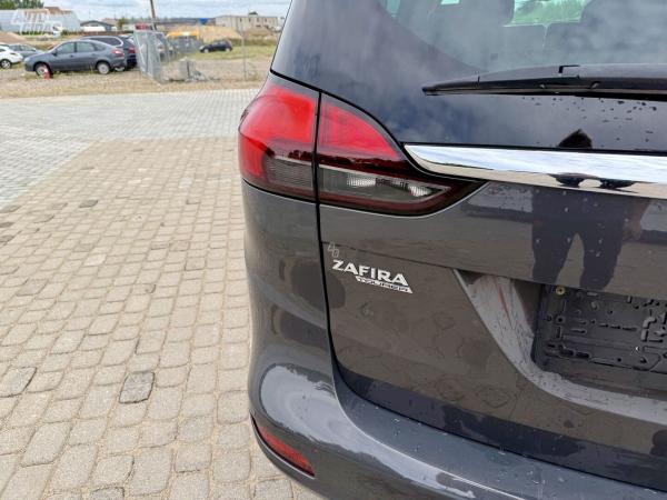 Grey Opel Zafira Tourer 2015 in Taurage, with an engine capacity of 2.00 L and mileage of 290 thousand km for 5150 €, photo 5 on AUTOMOTO.COM.LV