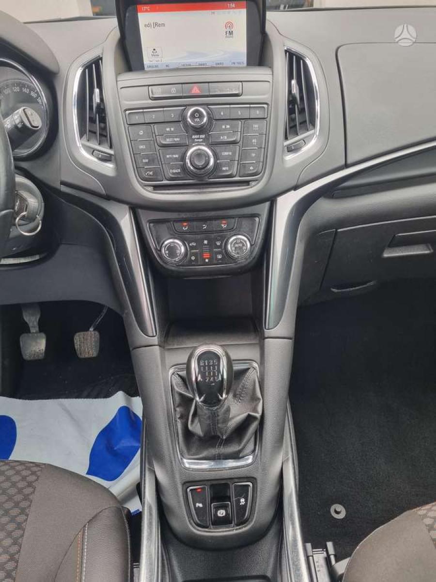 Pelēks Opel Zafira Tourer 2015 Šauļi, ar dzinēja tilpumu 1.96 L un nobraukumu 250 tūkst. km par 5900 €, foto 24 vietnē AUTOMOTO.COM.LV
