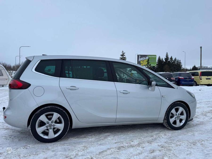 Grey Opel Zafira Tourer 2016 in Utena, with an engine capacity of 1.96 L and mileage of 247 thousand km for 6100 €, photo 3 on AUTOMOTO.COM.LV