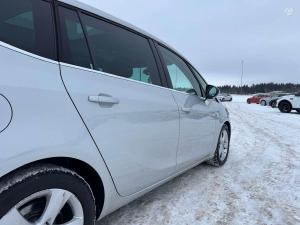 Grey Opel Zafira Tourer 2016 in Utena, with an engine capacity of 1.96 L and mileage of 247 thousand km for 6100 €, photo 9 on AUTOMOTO.COM.LV