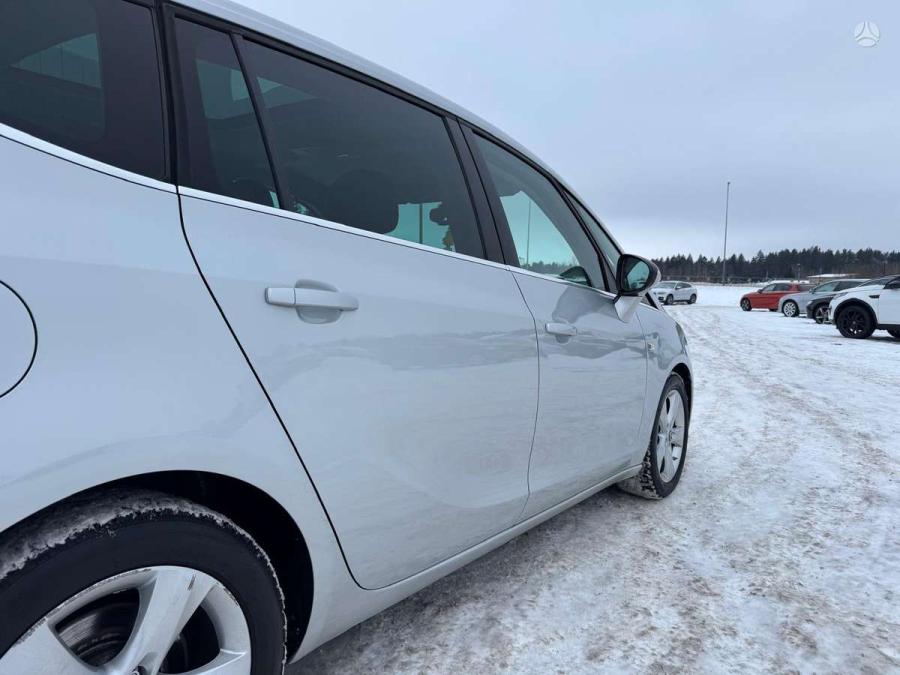 Grey Opel Zafira Tourer 2016 in Utena, with an engine capacity of 1.96 L and mileage of 247 thousand km for 6100 €, photo 9 on AUTOMOTO.COM.LV