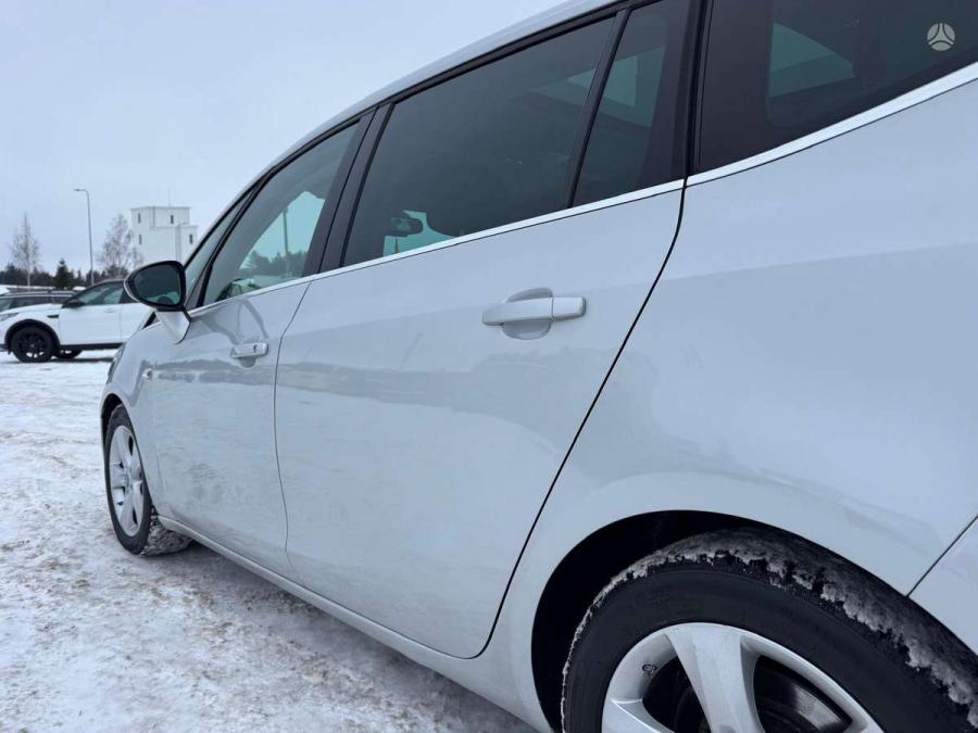 Grey Opel Zafira Tourer 2016 in Utena, with an engine capacity of 1.96 L and mileage of 247 thousand km for 6100 €, photo 11 on AUTOMOTO.COM.LV