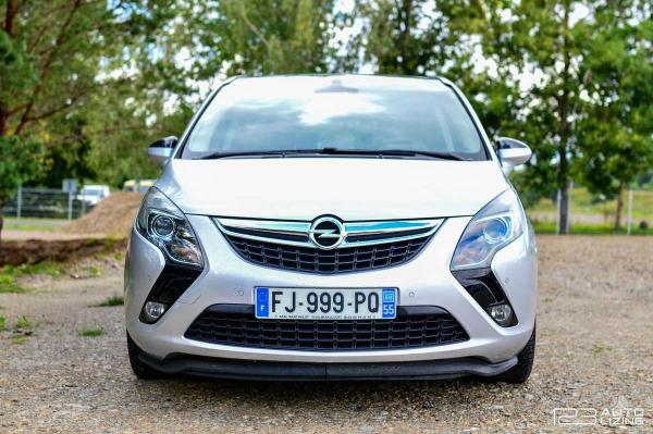 Grey Opel Zafira Tourer 2016 in Kretinga, with an engine capacity of 2.00 L and mileage of 237 thousand km for 7950 €, photo 3 on AUTOMOTO.COM.LV