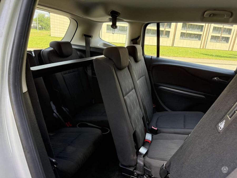 Pelēks Opel Zafira Tourer 2018 Tauragė, ar dzinēja tilpumu 1.60 L un nobraukumu 170 tūkst. km par 6900 €, foto 24 vietnē AUTOMOTO.COM.LV