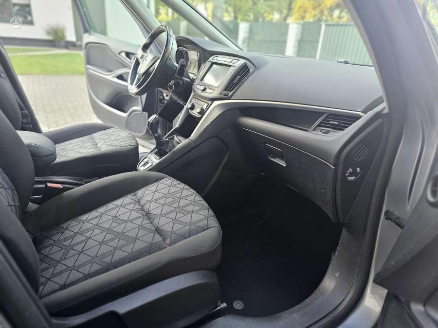 Grey Opel Zafira Tourer 2019 in Kedainiai, with an engine capacity of 1.60 L and mileage of 211 thousand km for 8900 €, photo 23 on AUTOMOTO.COM.LV