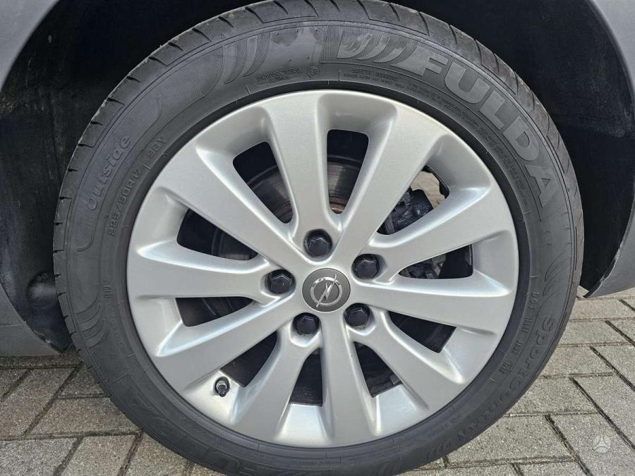 Grey Opel Zafira Tourer 2019 in Kedainiai, with an engine capacity of 1.60 L and mileage of 211 thousand km for 8900 €, photo 31 on AUTOMOTO.COM.LV
