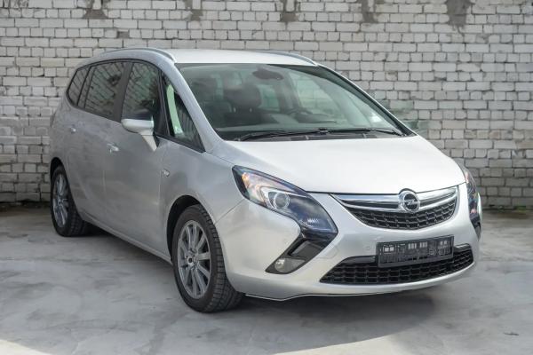 Opel Zafira Tourer 2012 in Liepaja, with an engine capacity of 2.00 L and mileage of 284 thousand km for 3900 €, photo 1 on AUTOMOTO.COM.LV