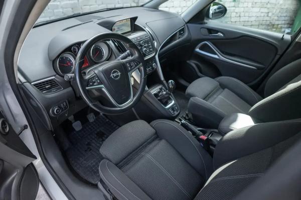 Opel Zafira Tourer 2012 in Liepaja, with an engine capacity of 2.00 L and mileage of 284 thousand km for 3900 €, photo 6 on AUTOMOTO.COM.LV