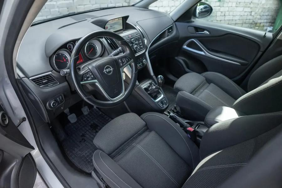 Opel Zafira Tourer 2012 Liepāja, ar dzinēja tilpumu 2.00 L un nobraukumu 284 tūkst. km par 3900 €, foto 6 vietnē AUTOMOTO.COM.LV