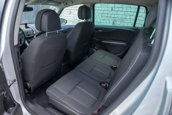 Opel Zafira Tourer 2012 in Liepaja, with an engine capacity of 2.00 L and mileage of 284 thousand km for 3900 €, photo 7 on AUTOMOTO.COM.LV