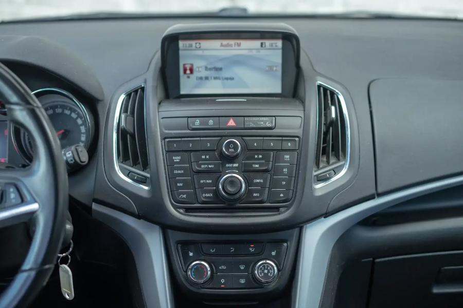 Opel Zafira Tourer 2012 Liepāja, ar dzinēja tilpumu 2.00 L un nobraukumu 284 tūkst. km par 3900 €, foto 9 vietnē AUTOMOTO.COM.LV