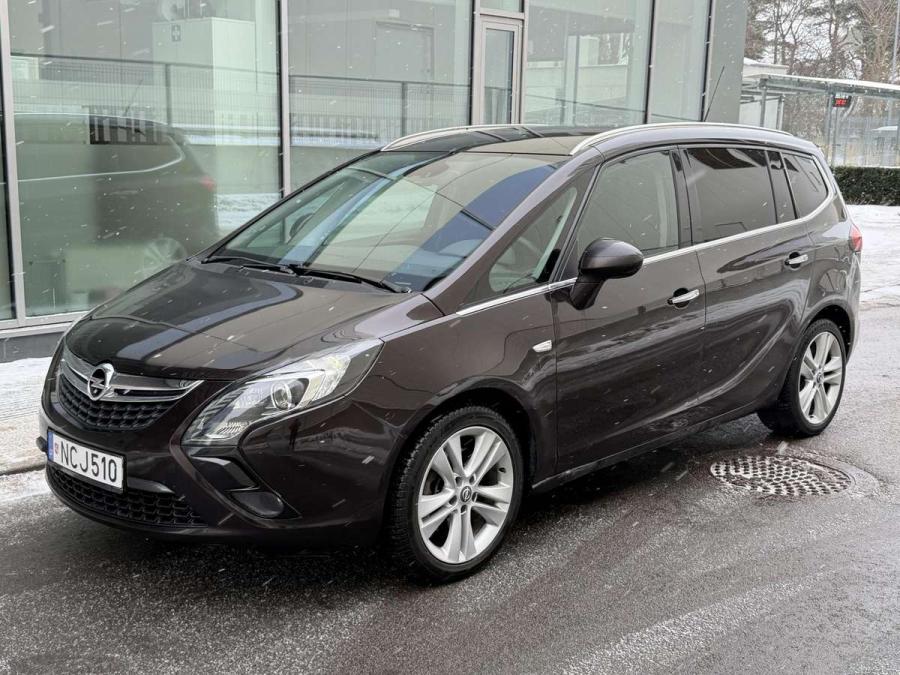 Красный Опель Zafira Tourer 2012 в Вильнюс, объемом двигателя 1.96 л и пробегом 236 тыс. км за 3450 €, фото 1 на AUTOMOTO.COM.LV