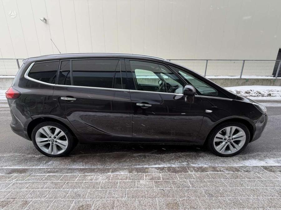 Красный Опель Zafira Tourer 2012 в Вильнюс, объемом двигателя 1.96 л и пробегом 236 тыс. км за 3450 €, фото 5 на AUTOMOTO.COM.LV