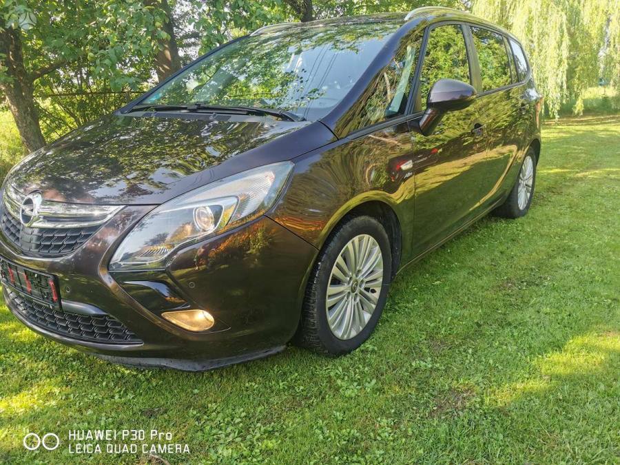 Красный Опель Zafira Tourer 2014 в Пренай, объемом двигателя 1.96 л и пробегом 202 тыс. км за 5250 €, фото 1 на AUTOMOTO.COM.LV