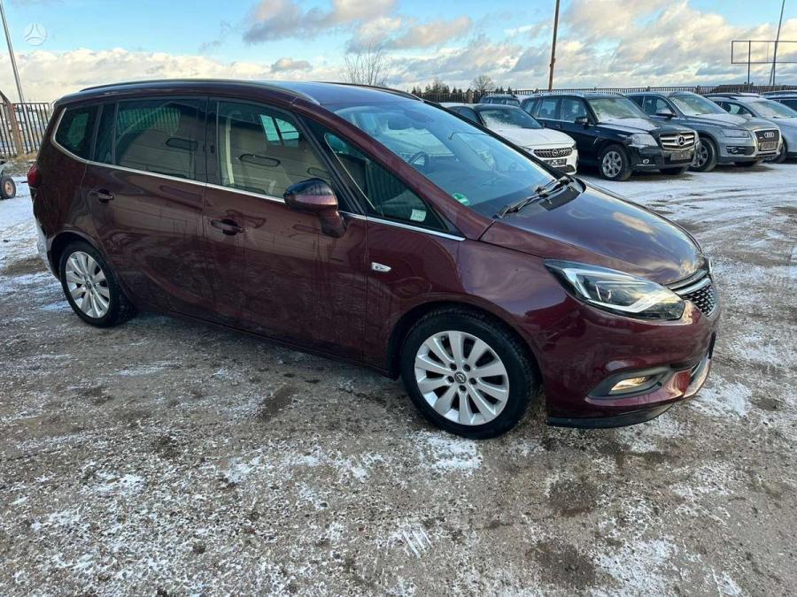 Red Opel Zafira Tourer 2018 in Jurbarkas, with an engine capacity of 1.36 L and mileage of 194 thousand km for 8599 €, photo 1 on AUTOMOTO.COM.LV