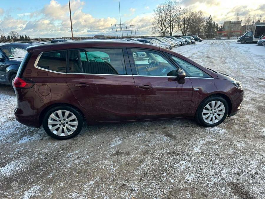 Red Opel Zafira Tourer 2018 in Jurbarkas, with an engine capacity of 1.36 L and mileage of 194 thousand km for 8599 €, photo 6 on AUTOMOTO.COM.LV