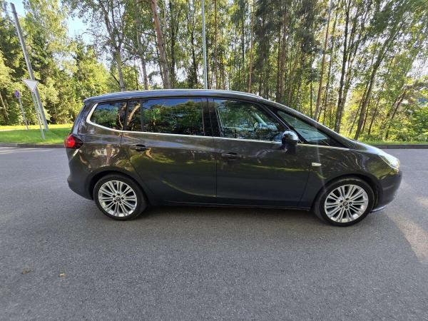 Violet Opel Zafira Tourer 2012 in Ukmerge, with an engine capacity of 1.96 L and mileage of 305 thousand km for 3950 €, photo 2 on AUTOMOTO.COM.LV
