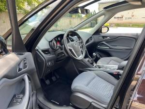 Violet Opel Zafira Tourer 2012 in Kedainiai, with an engine capacity of 1.96 L and mileage of 260 thousand km for 6350 €, photo 22 on AUTOMOTO.COM.LV